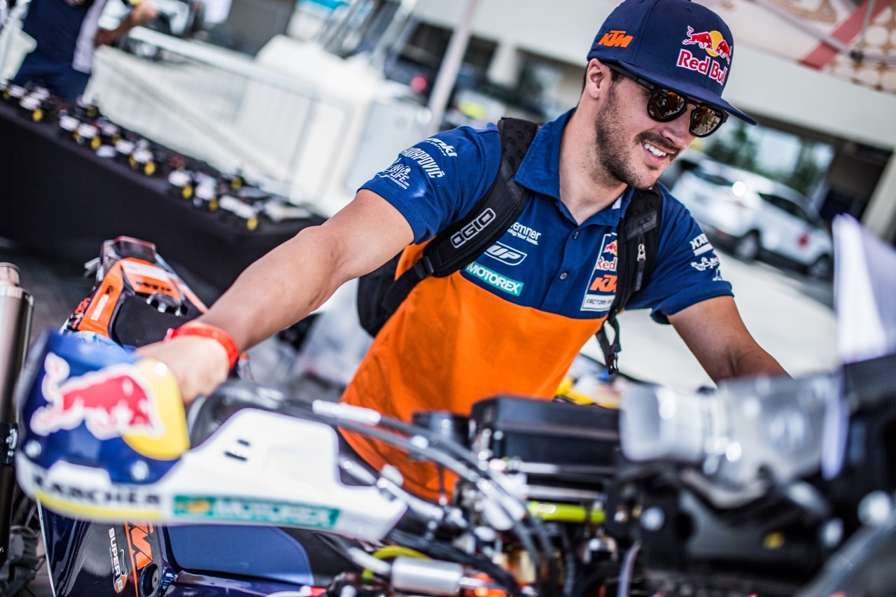 Sam Sunderland takes narrow first stage win in 2017 Abu Dhabi Desert ...