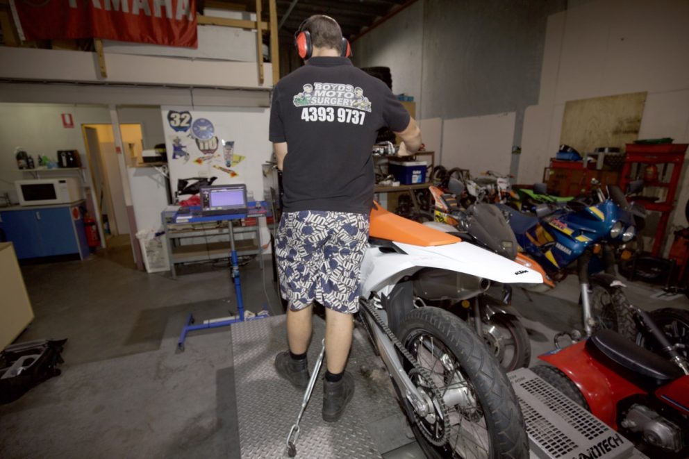 DYNO TEST || 2023 KTM 450 SX-F vs 300 SX - Australasian Dirt Bike Magazine