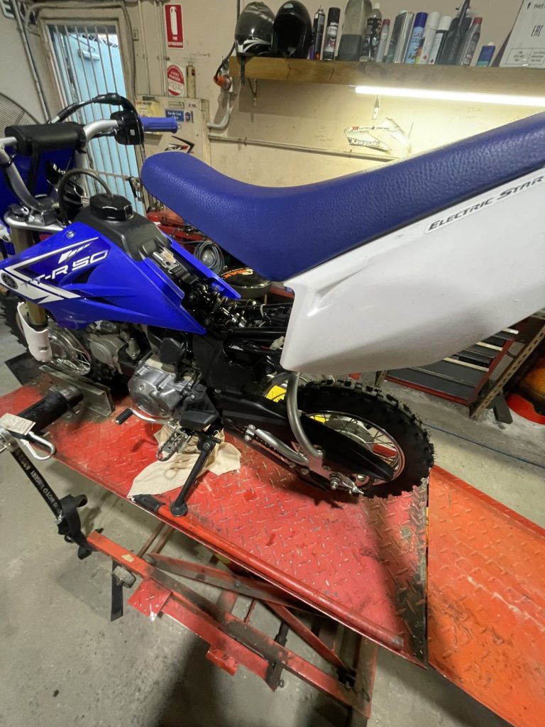 HOW TO | CHARGE A YAMAHA TT-R50 BATTERY - Australasian Dirt Bike Magazine