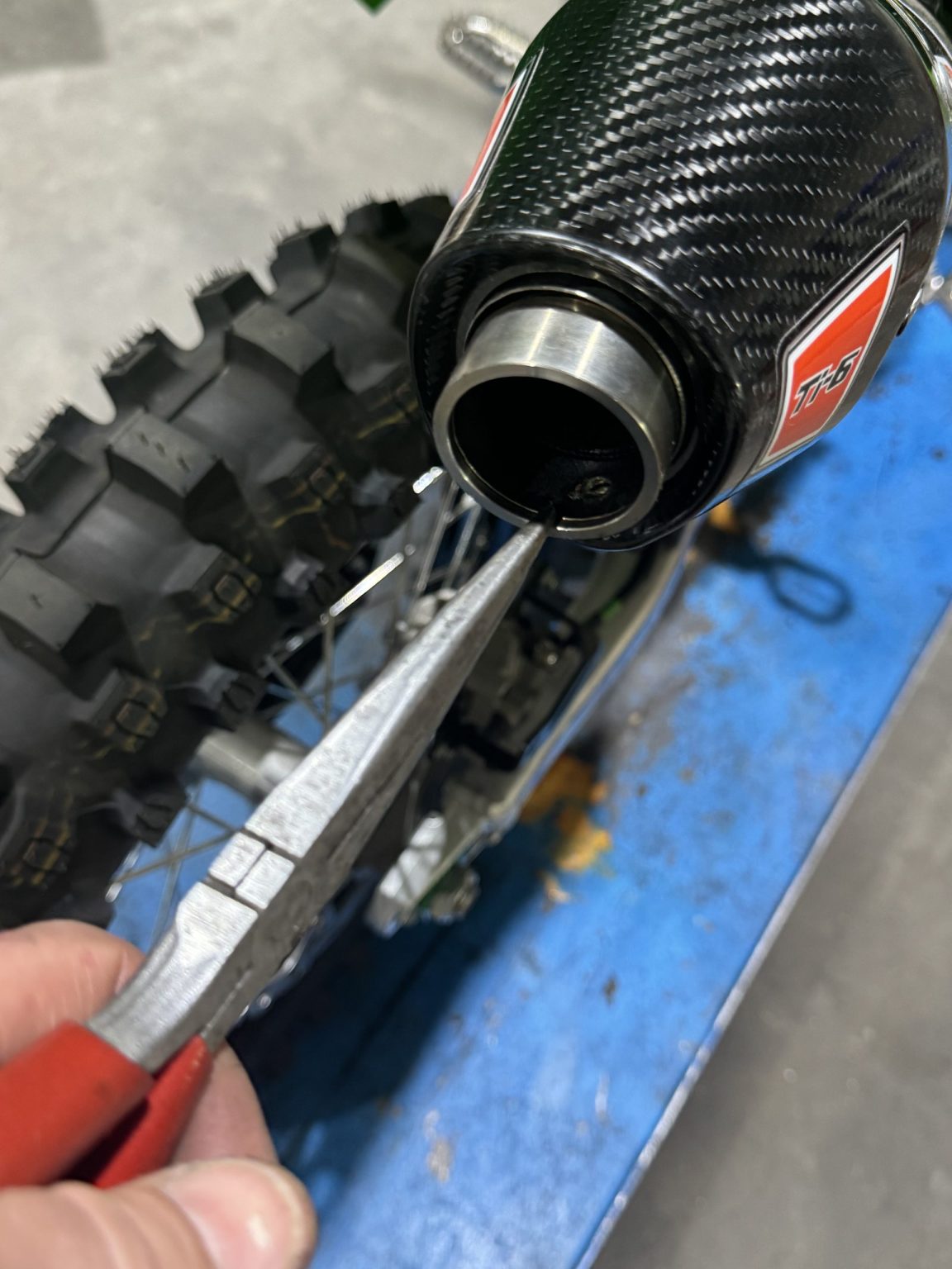 HOW TO TECH | REMOVE AN EXHAUST SCREEN - Australasian Dirt Bike Magazine